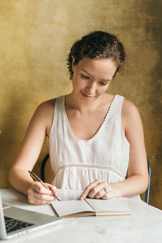 Beautiful female journalist writing her | Premium Photo - rawpixel