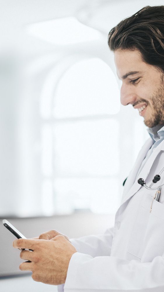 Doctor using smartphone iPhone wallpaper | Premium Photo - rawpixel