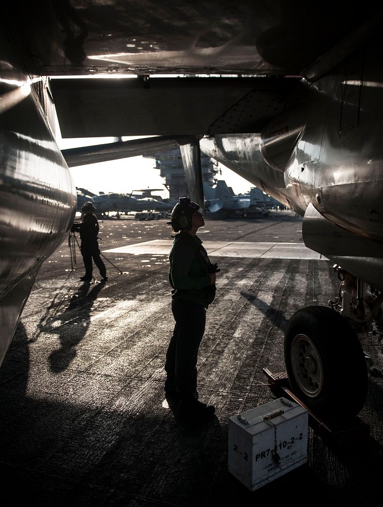 U.S. Navy Aviation Electronics Technician | Free Photo - rawpixel