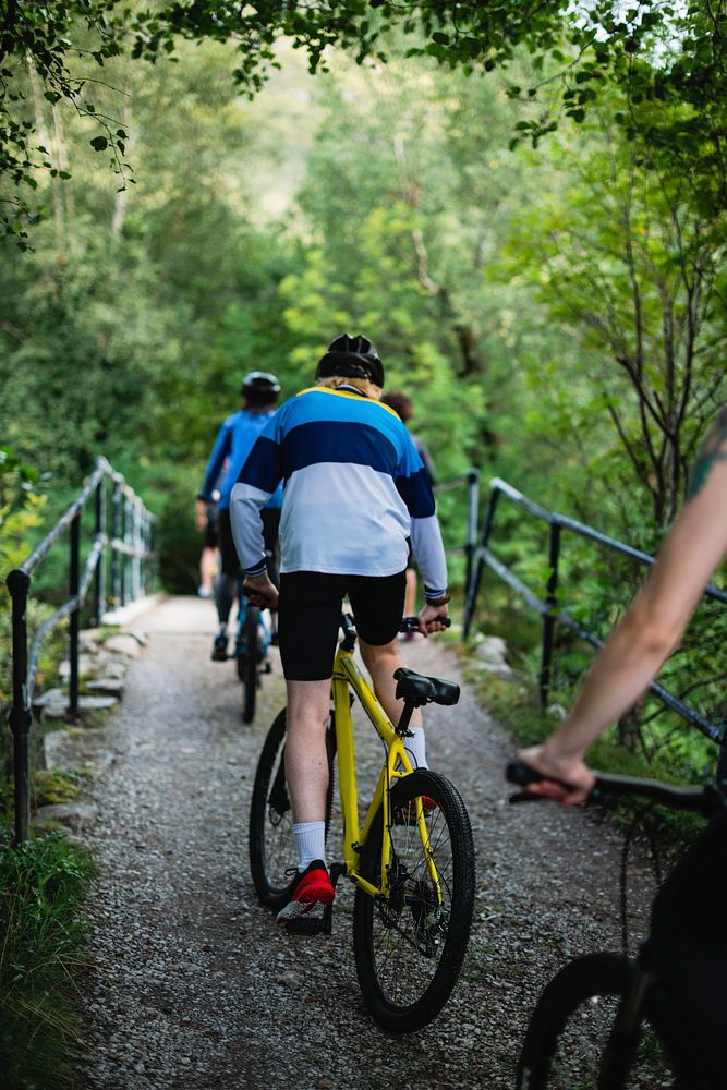 Friends cycling together in the countryside | Premium Photo - rawpixel