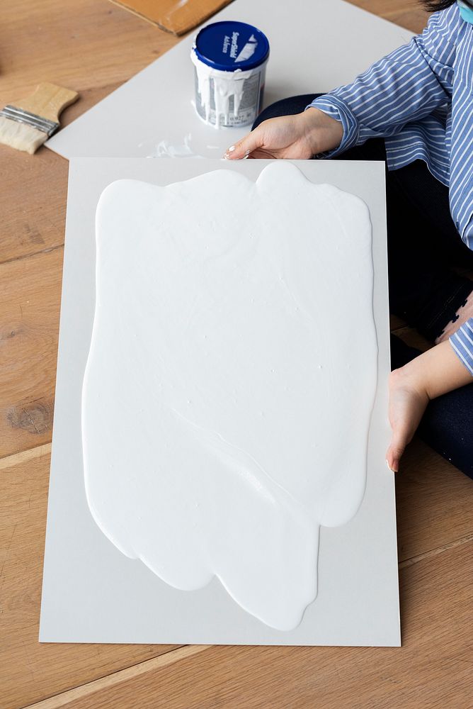 Artist pouring white acrylic paint | Premium Photo - rawpixel