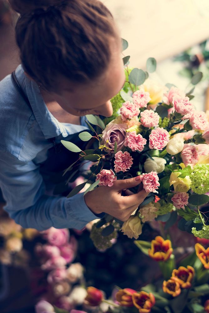 Florist Making Fresh Flowers Bouquet | Photo - rawpixel