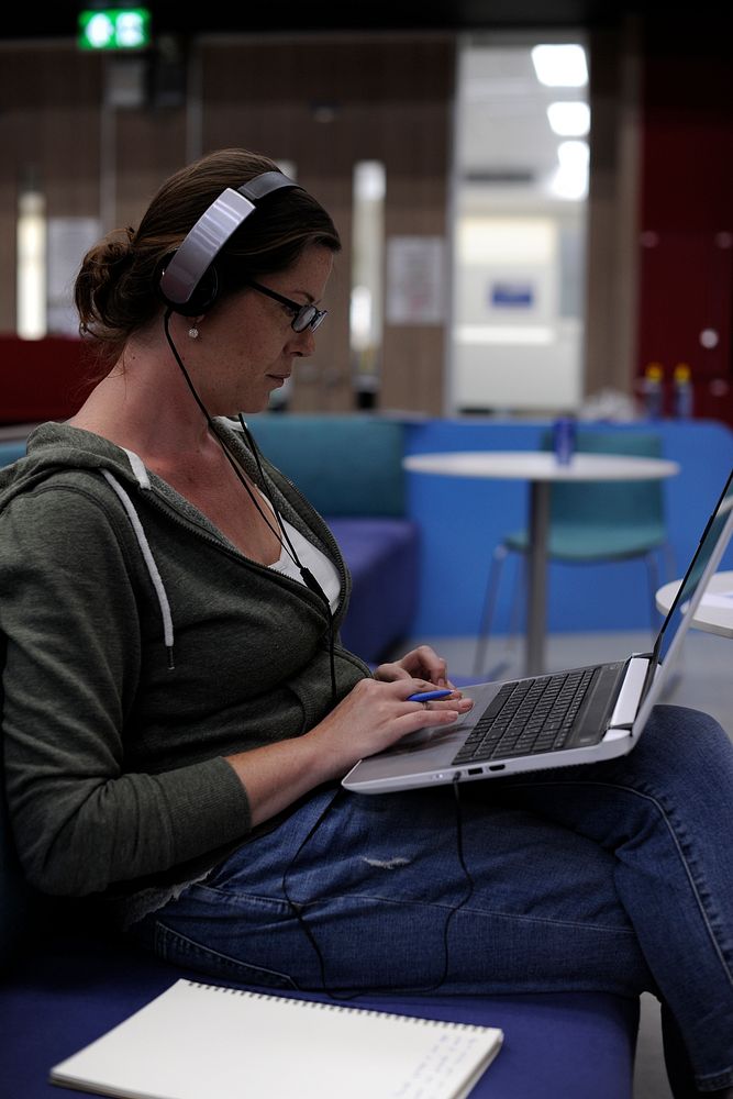 People using computer laptop | Premium Photo - rawpixel