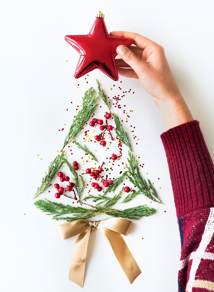 Leaves making a Christmas tree | Photo - rawpixel