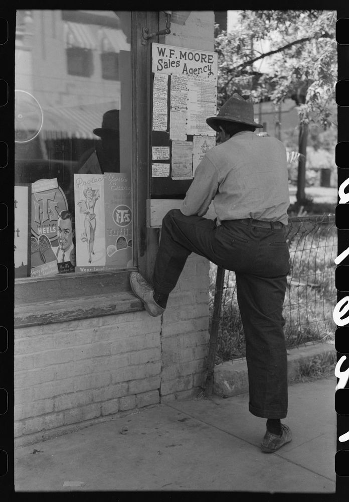 Man looking sign street Silver | Free Photo - rawpixel