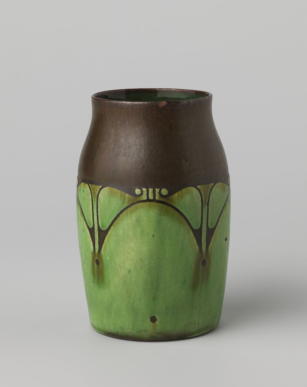 Vaas versierd met gestileerd patroon | Free Photo Illustration - rawpixel