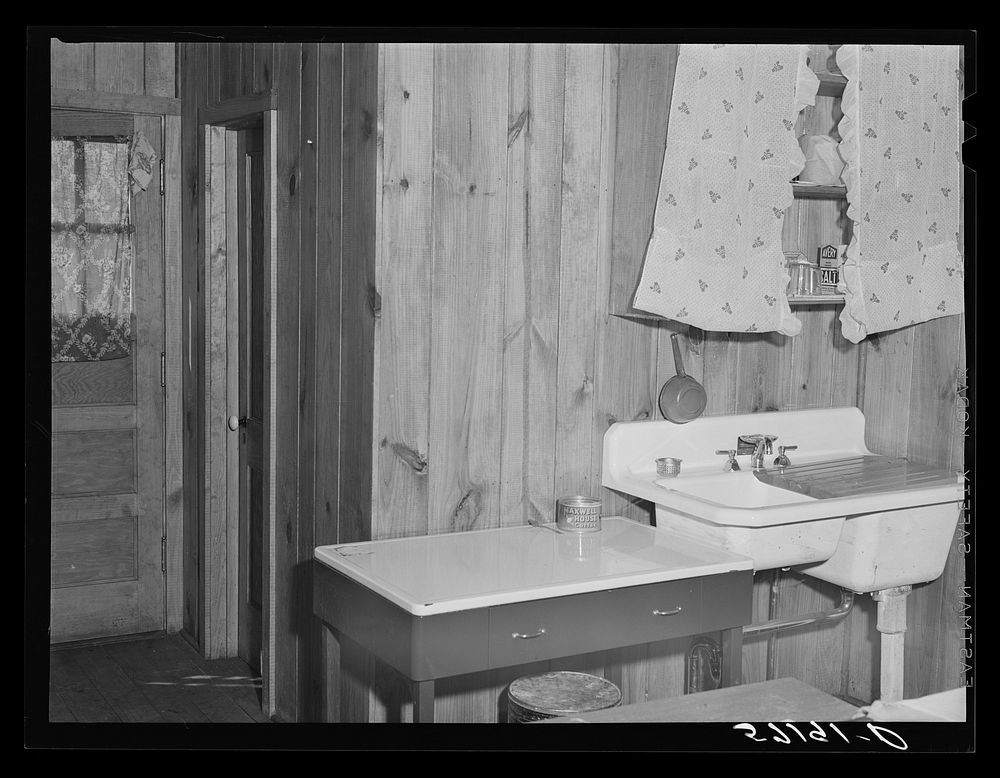 Interior labor home agricultural workers | Free Photo - rawpixel