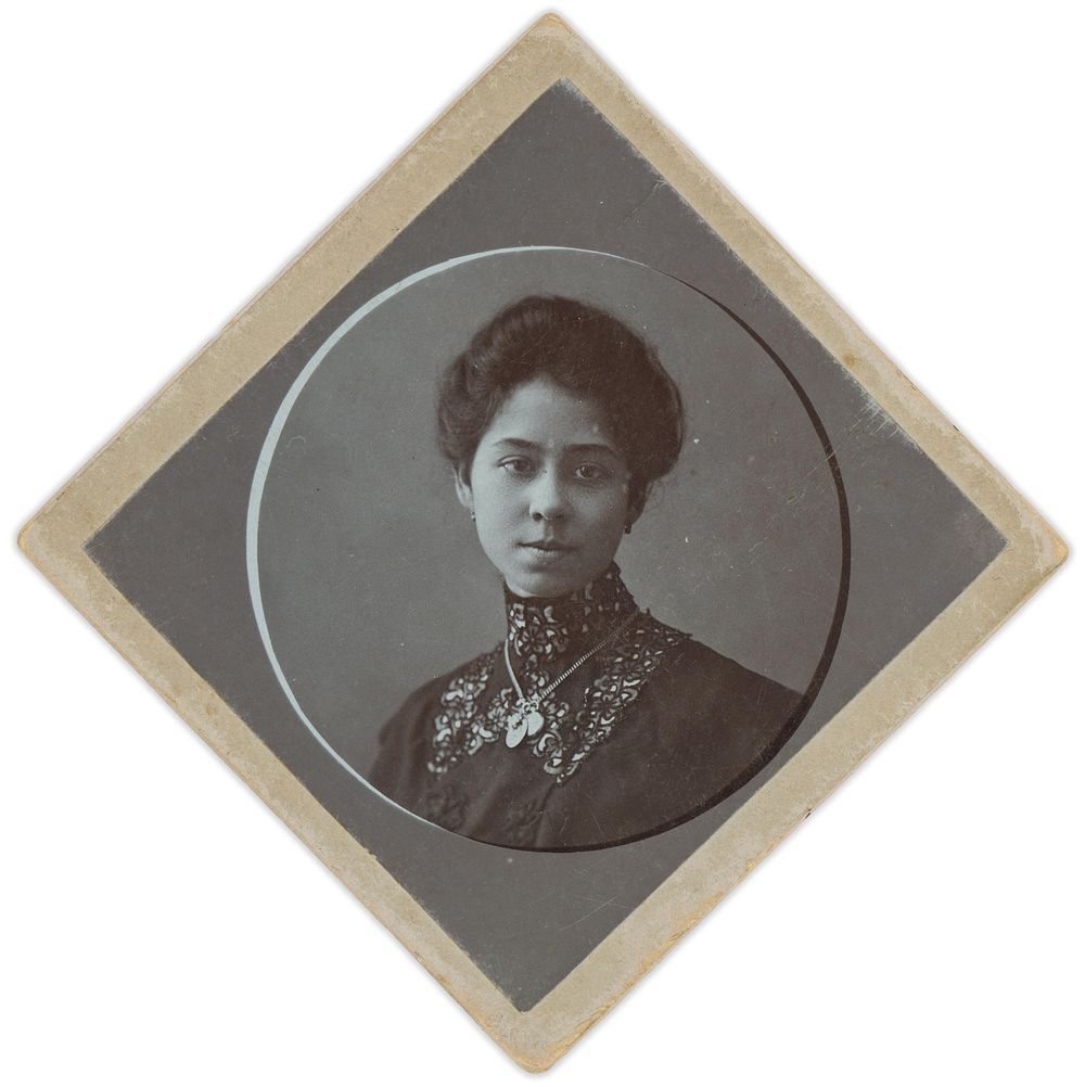 Portrait of a woman (clementine) | Free Photo - rawpixel