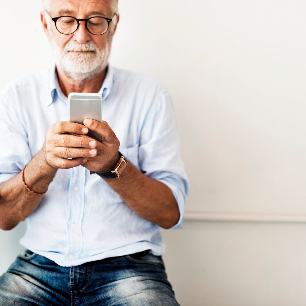 Elderly man is using mobile | Premium Photo - rawpixel
