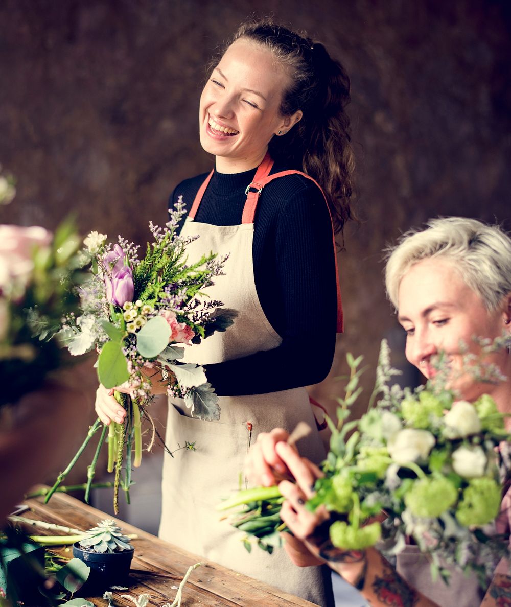 Florist Making Fresh Flowers Bouquet | Premium Photo - rawpixel