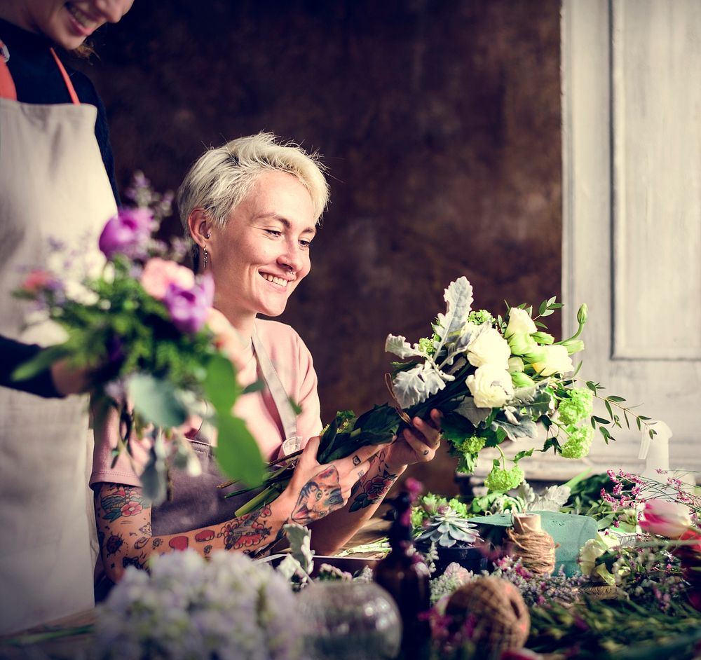 Florist Making Fresh Flowers Bouquet | Premium Photo - rawpixel