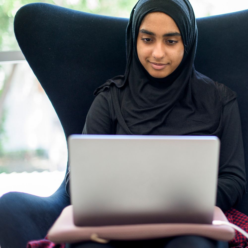 Young muslim woman using computer | Premium Photo - rawpixel