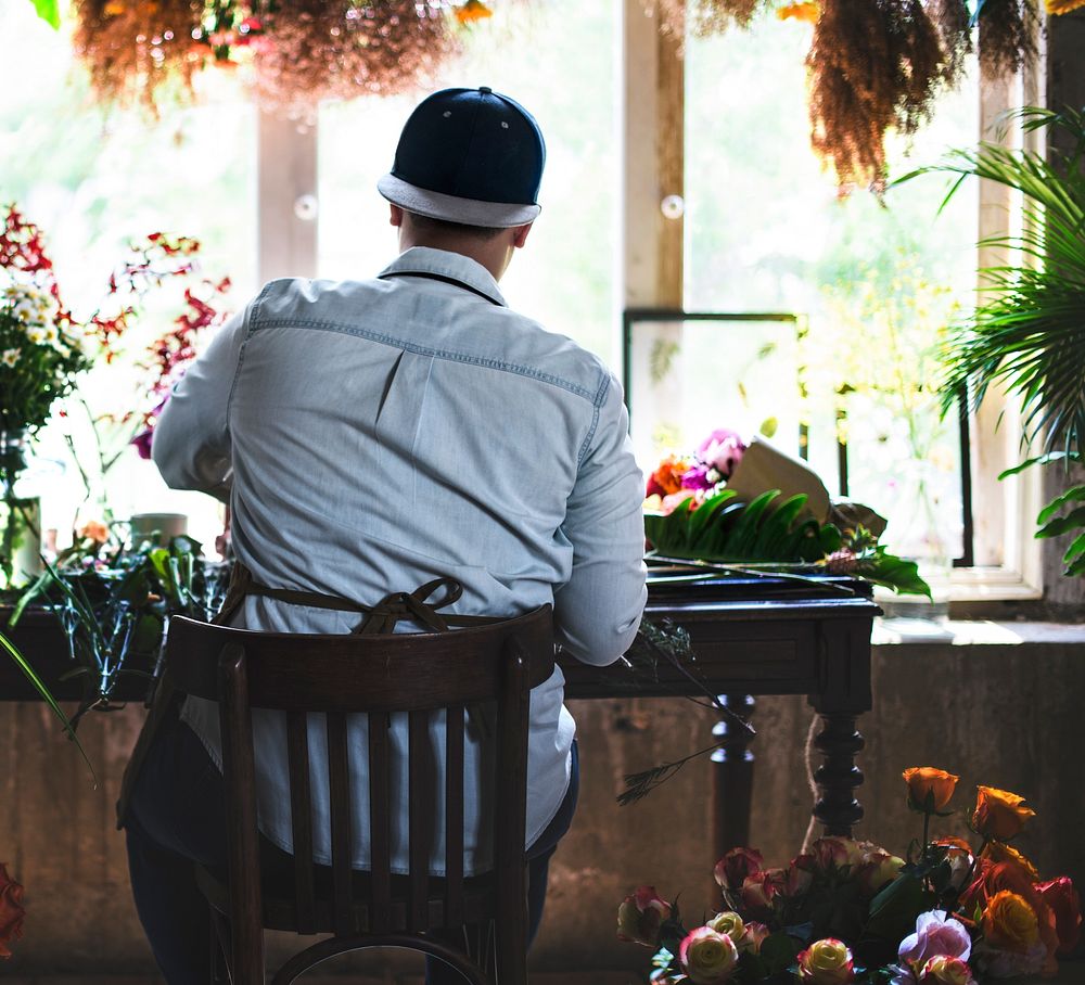 Florist working on the workspace | Premium Photo - rawpixel