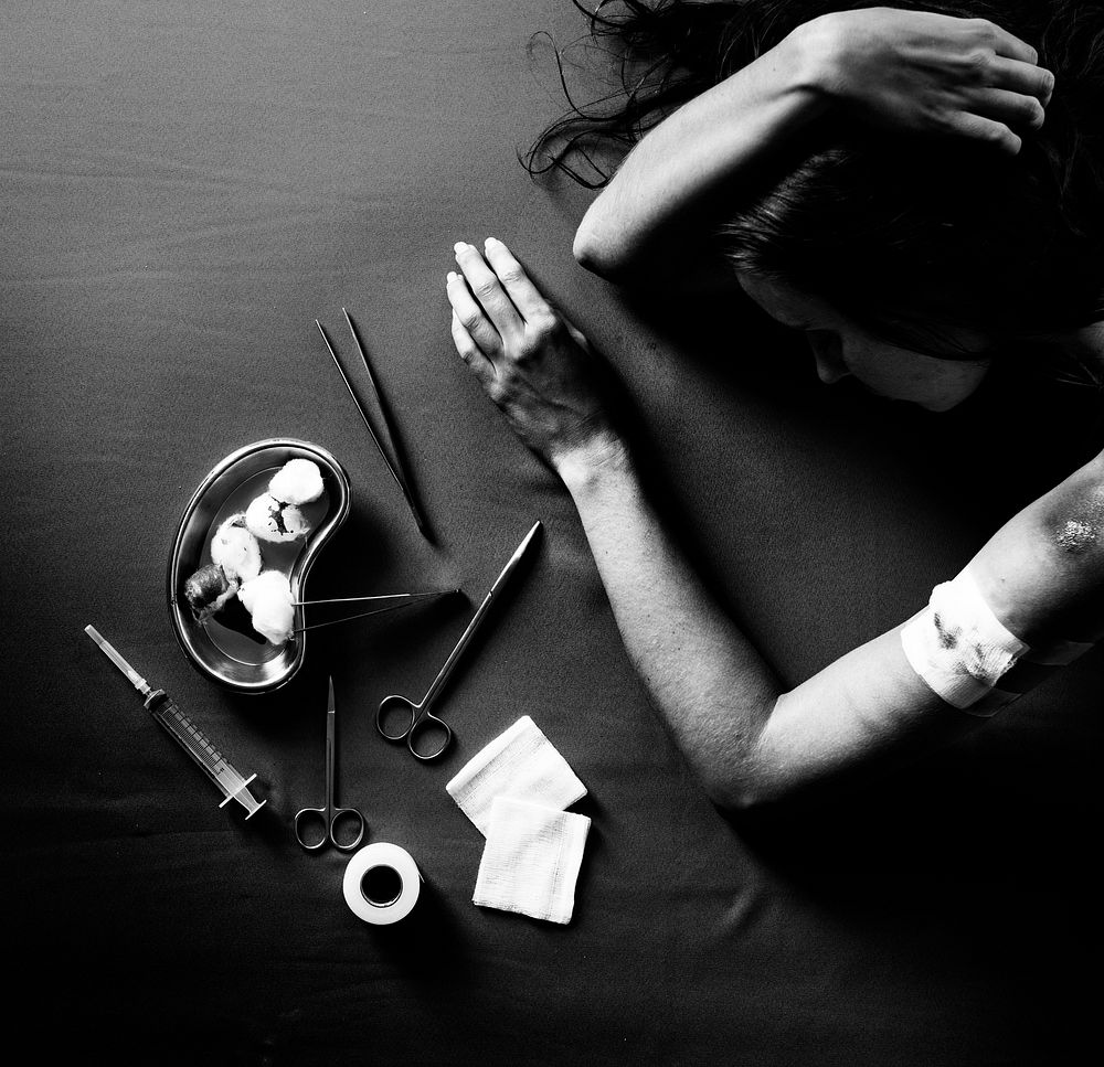 Hurt woman with medical tools | Premium Photo - rawpixel