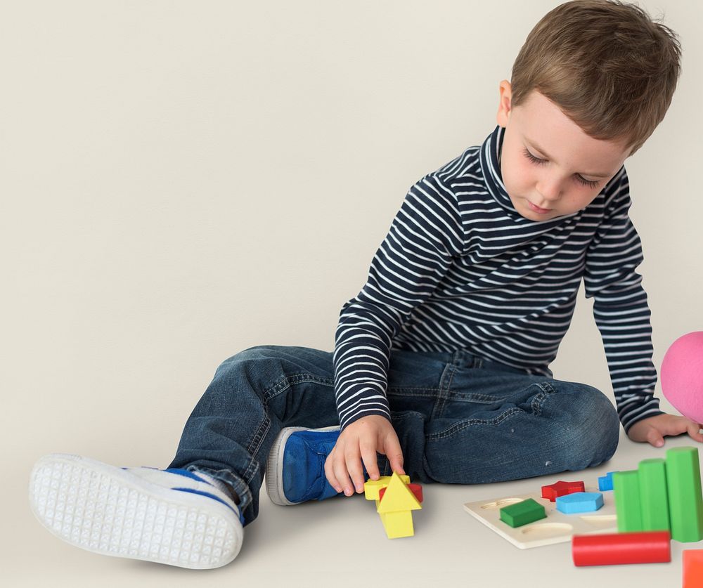 Caucasian Boy Focused Concentrated Play | Premium Photo - rawpixel