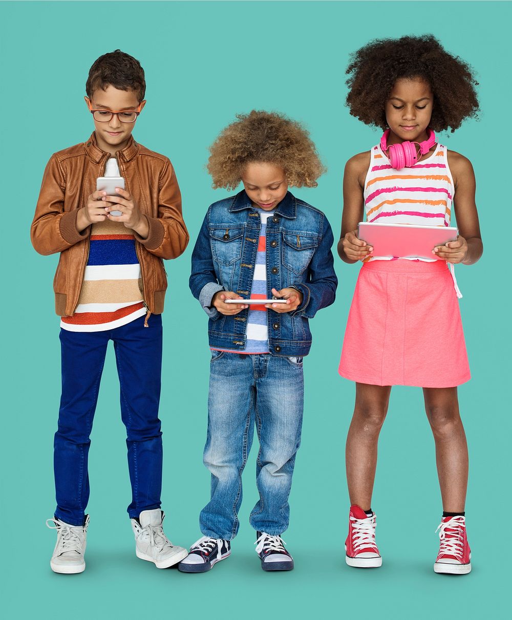 Kids using their digital devices | Premium Photo - rawpixel