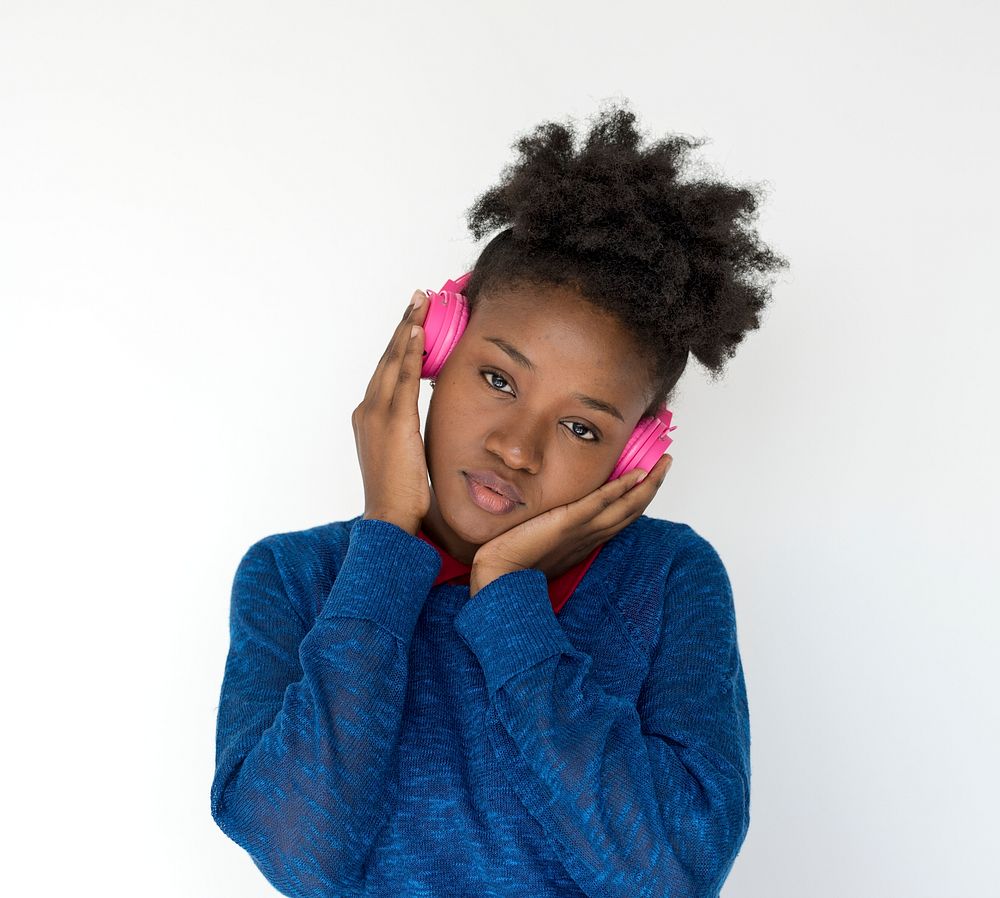 Portrait beautiful African girl headphones | Premium Photo - rawpixel