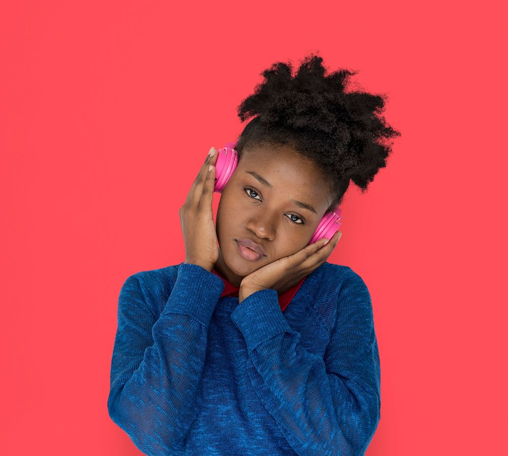 African Descent Female Headphones Smiling | Premium Photo - rawpixel