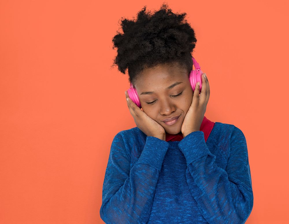 African Descent Female Headphones Smiling | Premium Photo - rawpixel