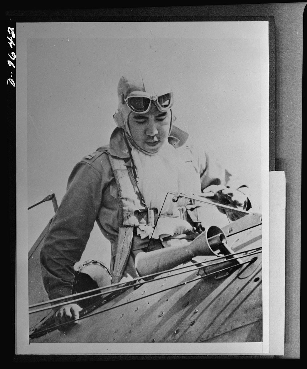 Fighting Filipino pilot. Manila. Captain | Free Photo - rawpixel