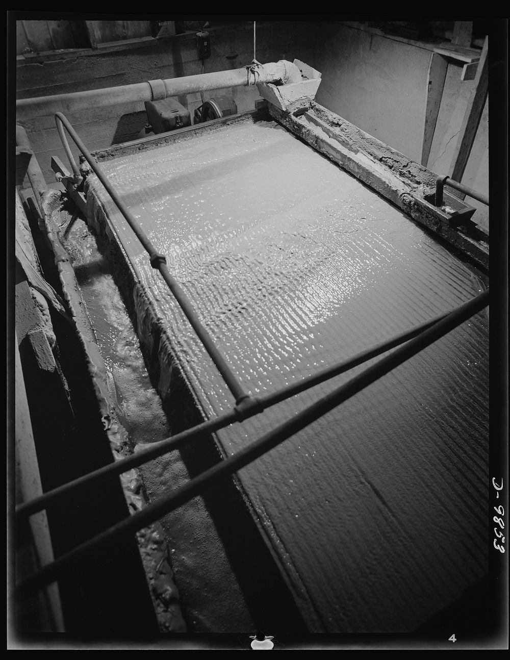 Production. Lead. A shaking table | Free Photo - rawpixel