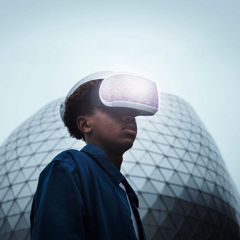 Man wearing VR headset outdoor | Premium Photo - rawpixel