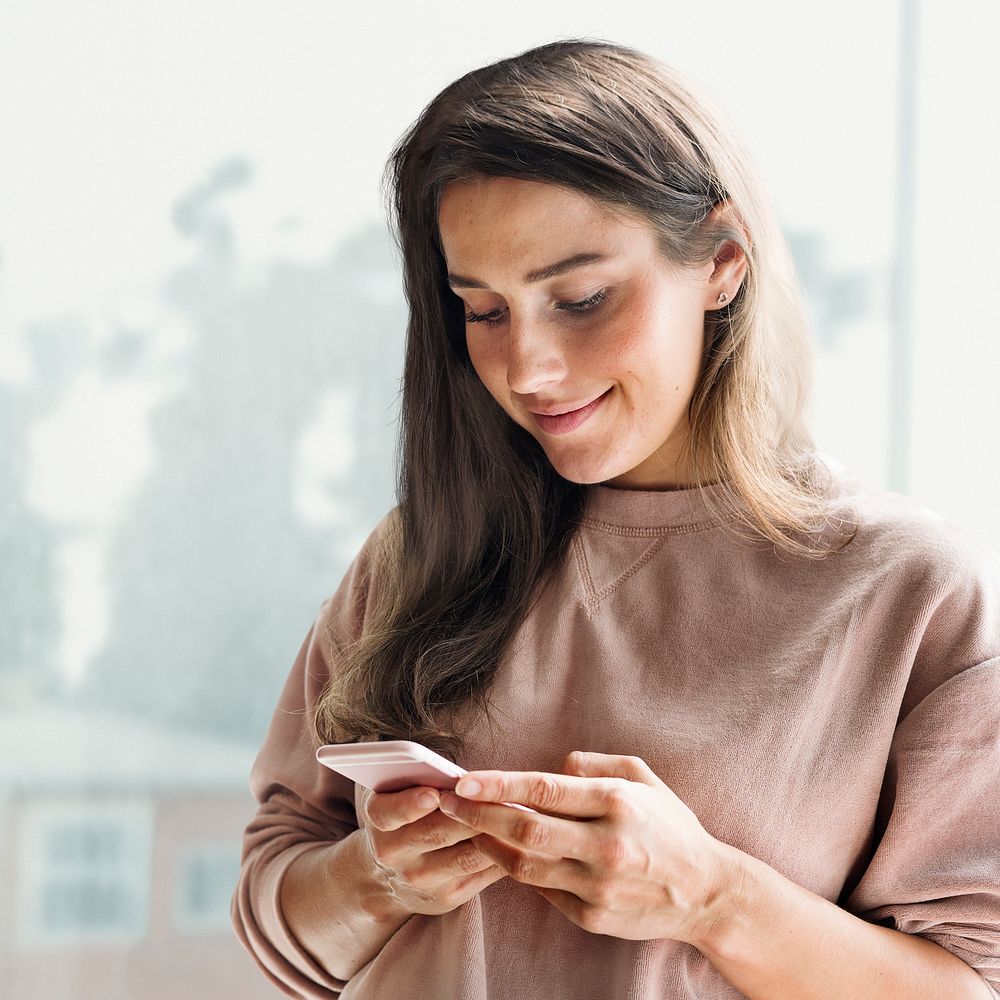 Happy woman holding smartphone remixed | Free Photo - rawpixel
